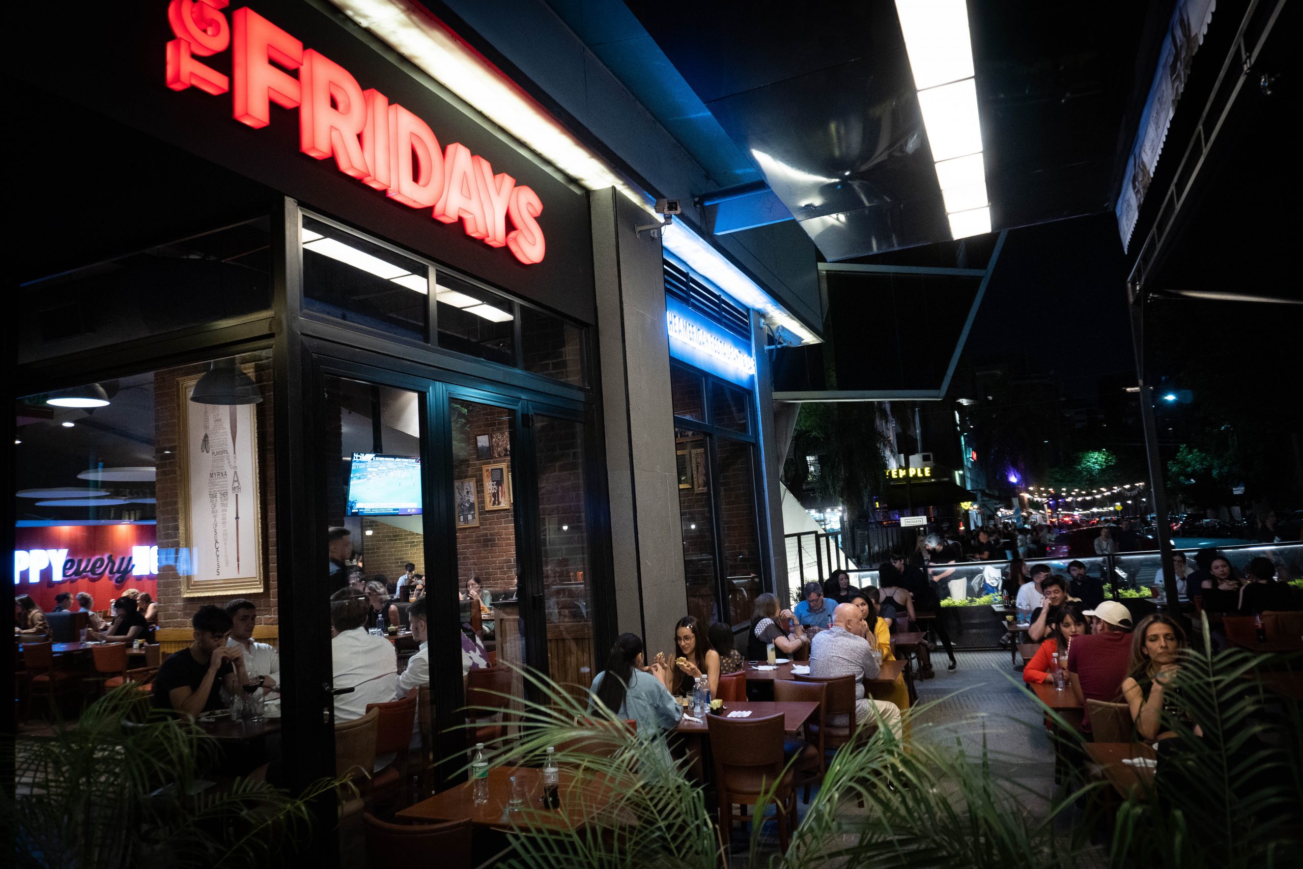 Cadena de restaurantes de comida estadounidense renueva su local de ...